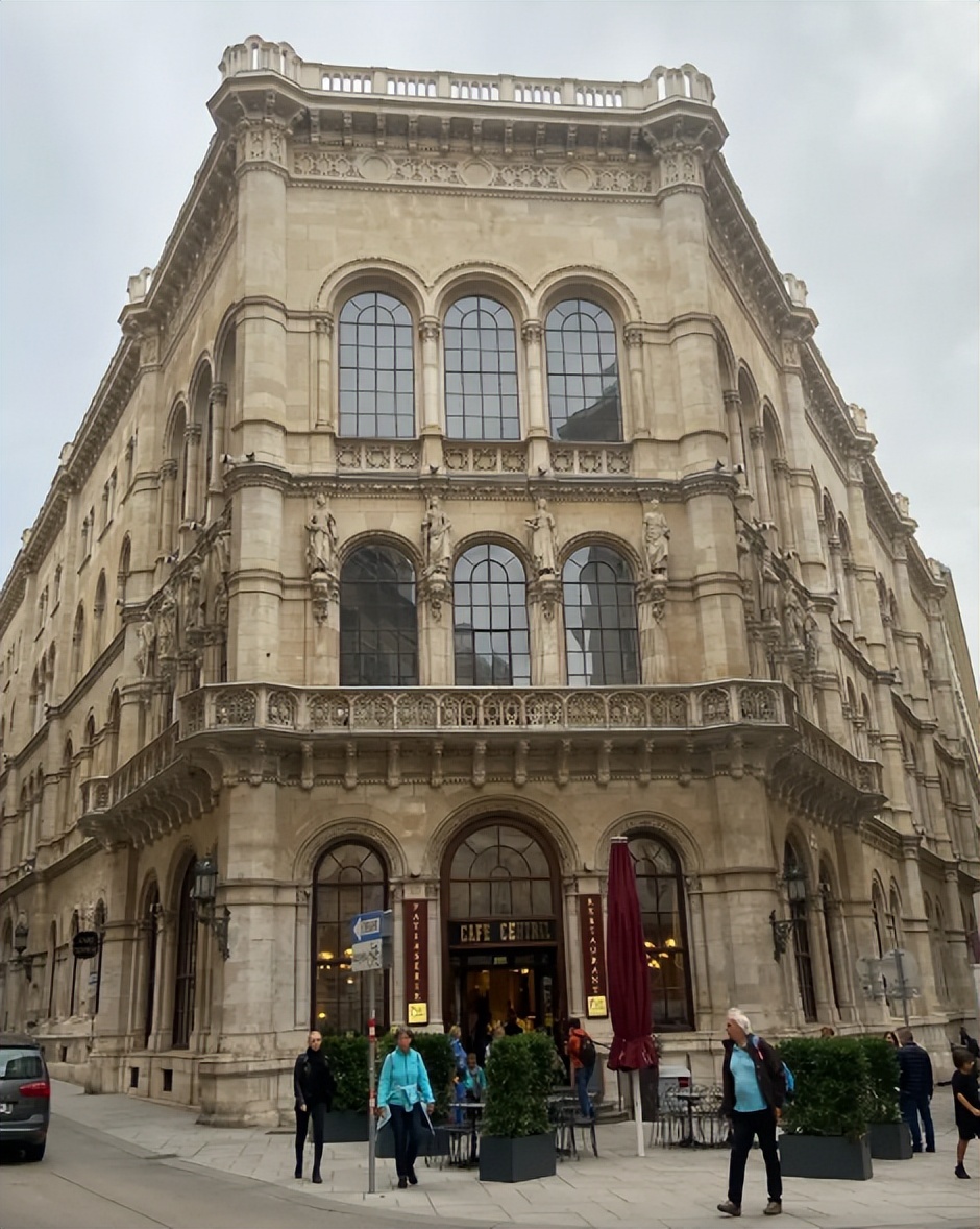 The Evolution of Viennese Café Culture: From the 18th Century to Today ...