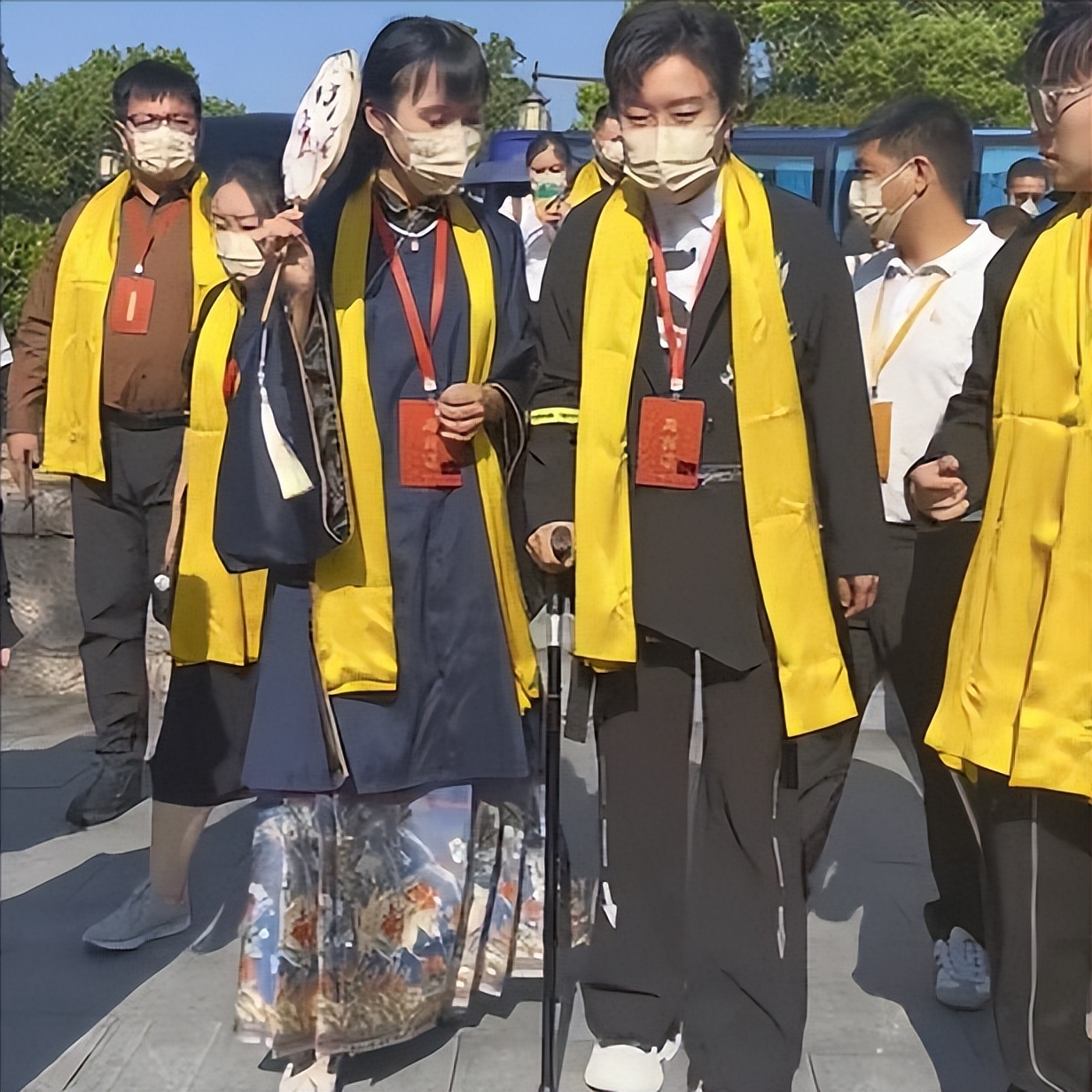 44-year-old Li Yugang participated in the festival on crutches. He ...