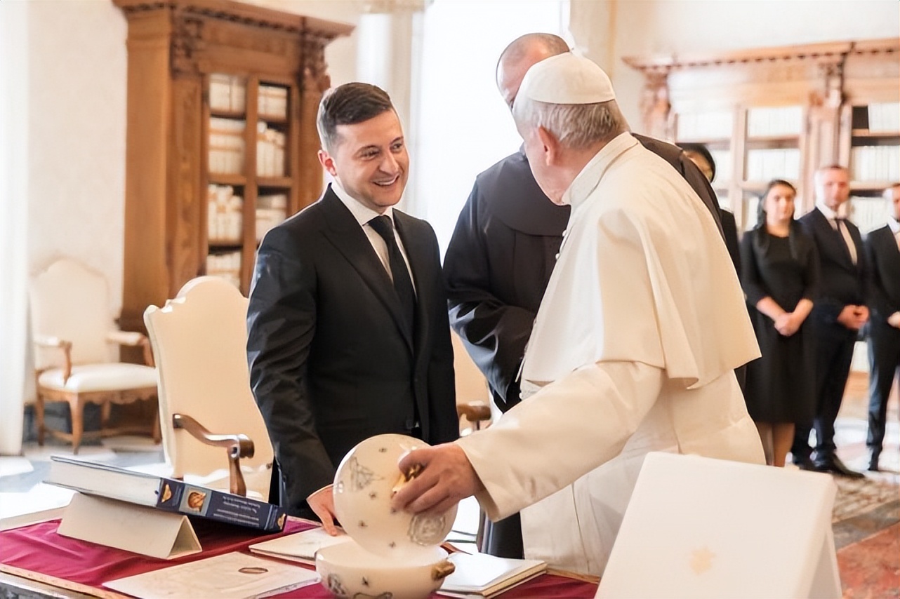 Ukraine's diplomatic blunders start 'attacking' on the Pope - iNEWS