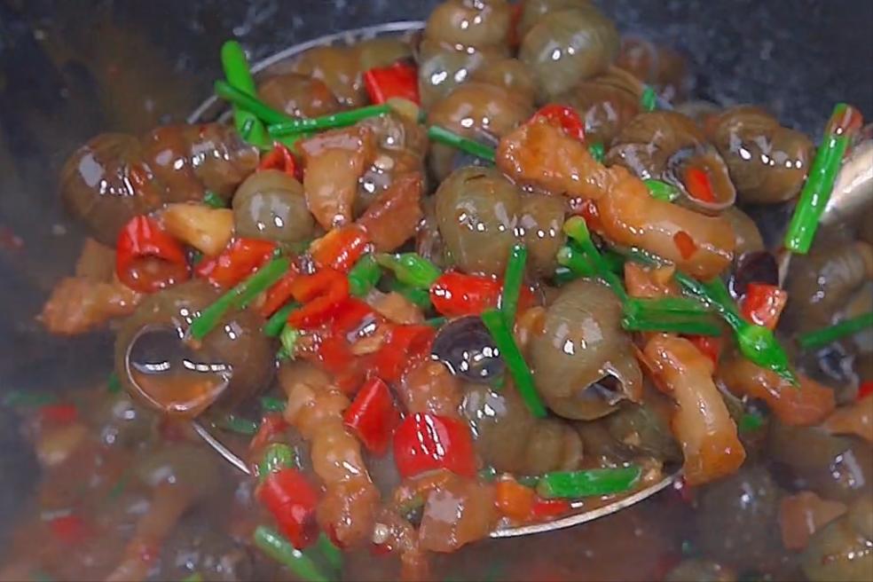 The chef teaches you how to stir-fry the snails, which is spicy and ...