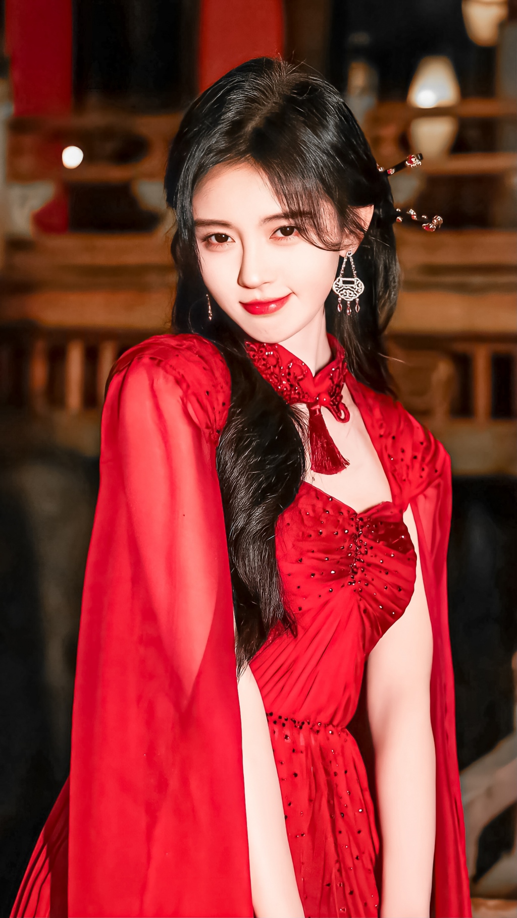 Ju Jingyi's red dress is beautiful, did it surprise you? - iNEWS