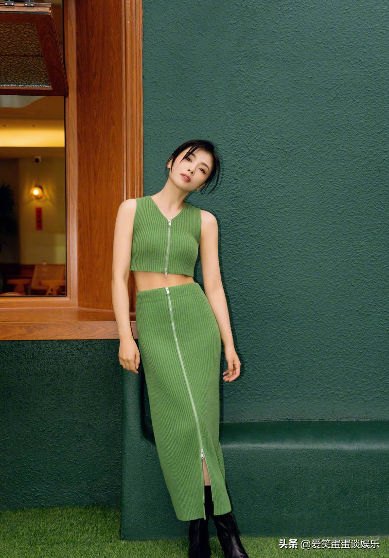 Liu Tao wears a green waistless skirt to show her slender waist, full ...