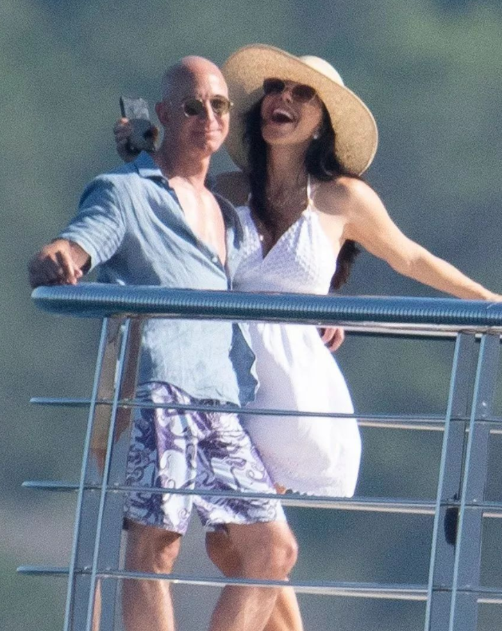 The richest man Bezos and his girlfriend: over half a hundred years old ...