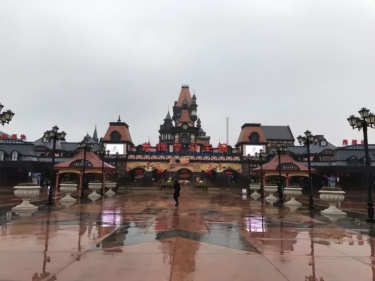 Entrance Gates: A Drainage Tool for Theme Parks - iNEWS