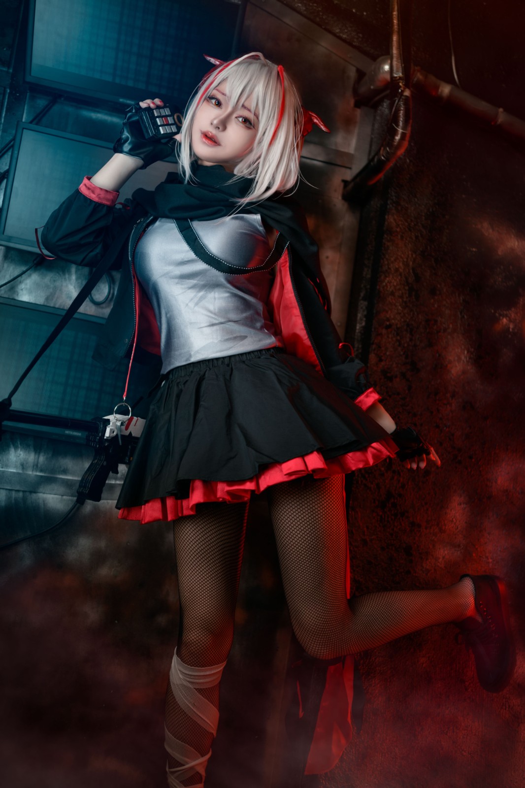 Japanese beauty Coser す す は black silk maid is very attractive - iNEWS