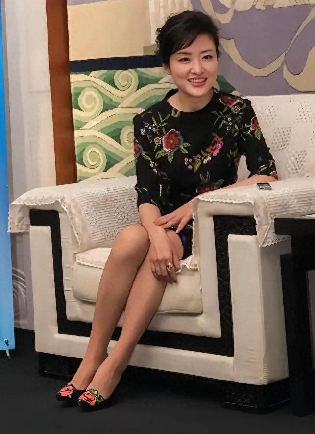 Behind-the-scenes photos of Zhou Tao. The 54-year-old looks like a 30-year-old woman without ...