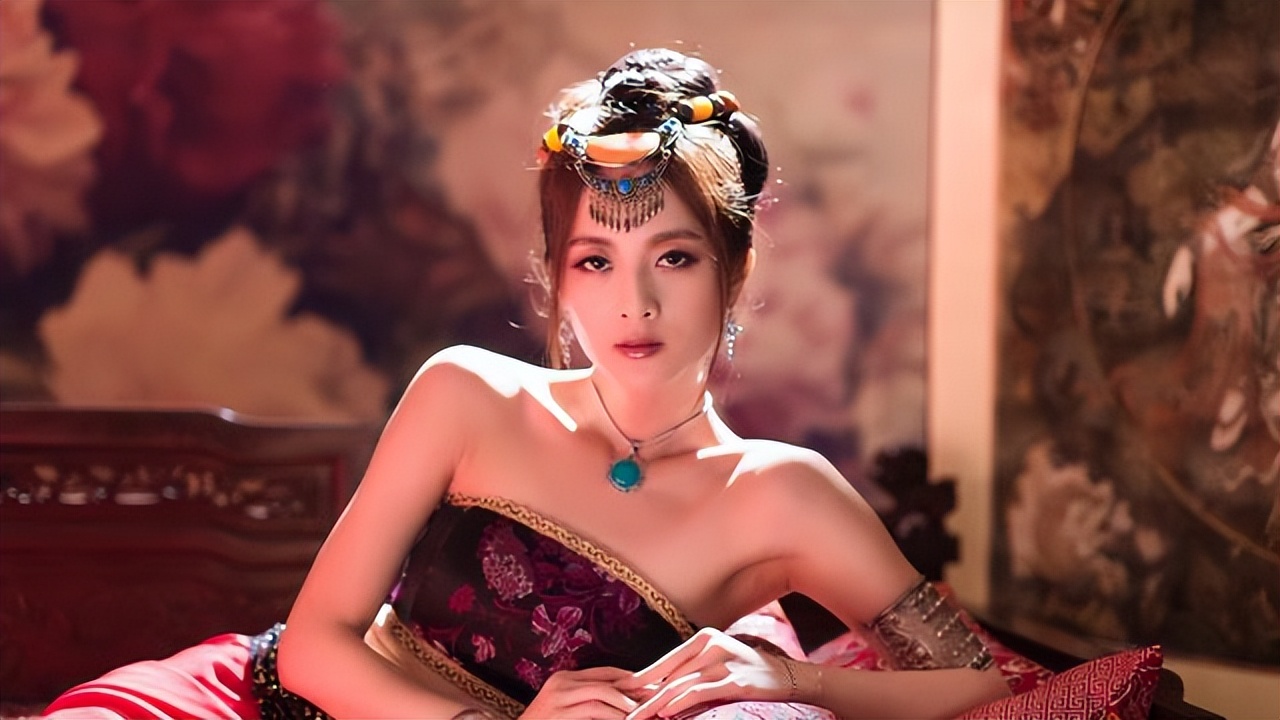 "Jade body is horizontally displayed" Feng Xiaolian was stripped naked for the minister to ...