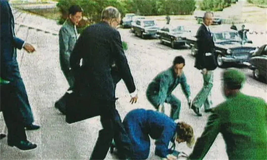 After the Sino-British negotiation in 1982, Mrs Thatcher fell down ...