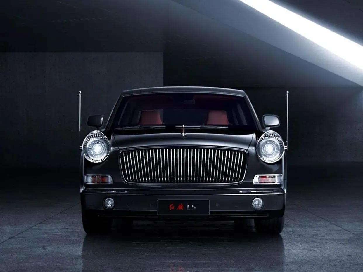 The old male god Jin Dong drives a 6 million domestic brand Hongqi ...