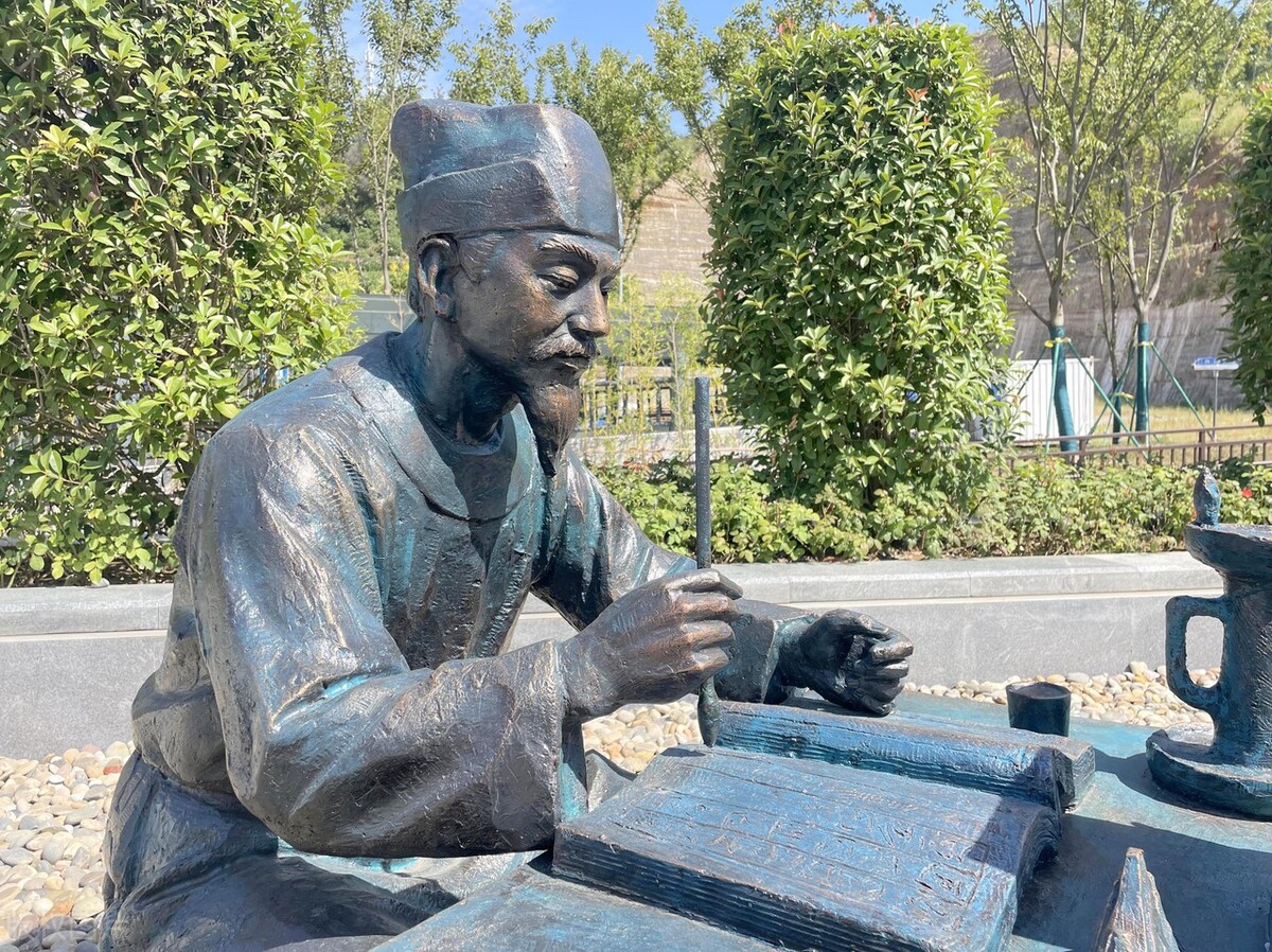 Ouyang Xiu, a writer of the Northern Song Dynasty, has ten poems, which ...