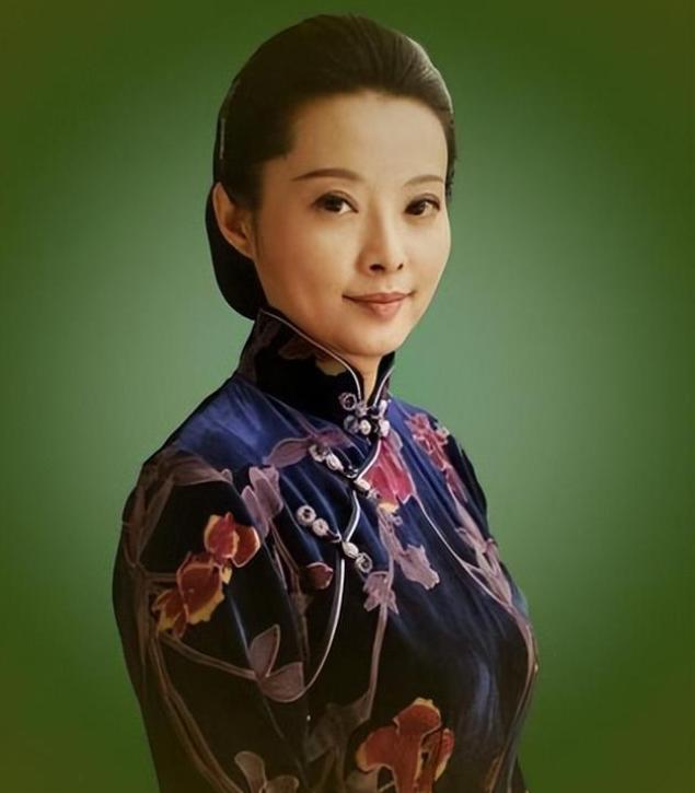 Being favored by rich people for 12 years without getting married, but ...