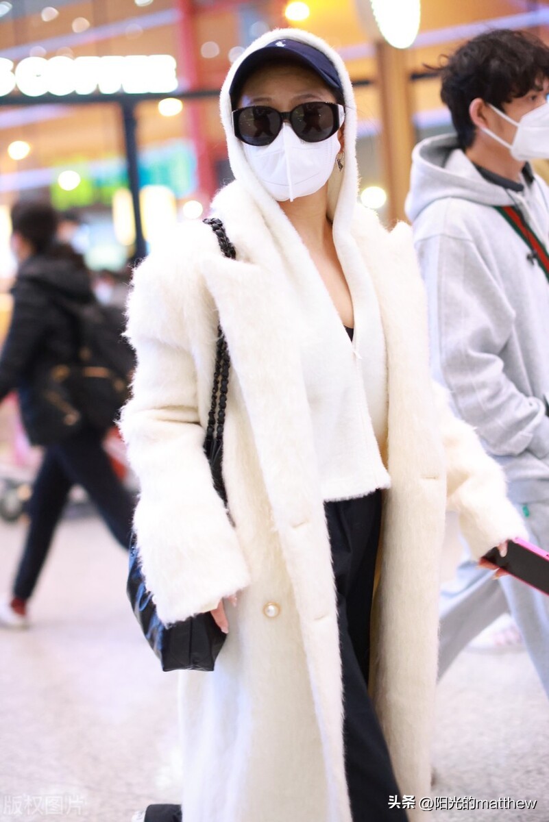 Yuan Yawei appeared at Beijing Airport, fully armed and very low-key ...