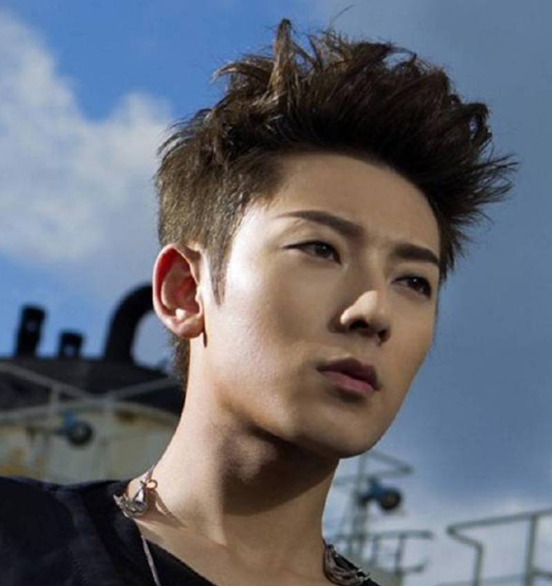 Chen Xiang appeared in the bar in a low-key manner, his figure was ...