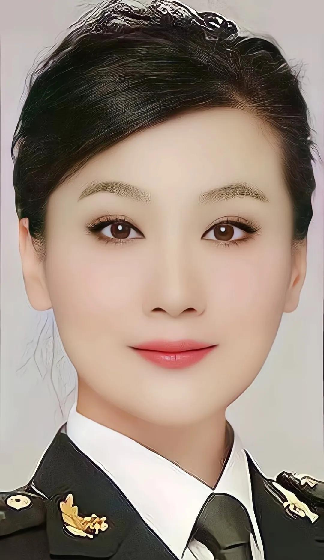 Tan Jing's military uniform photos, all heroic - iNEWS