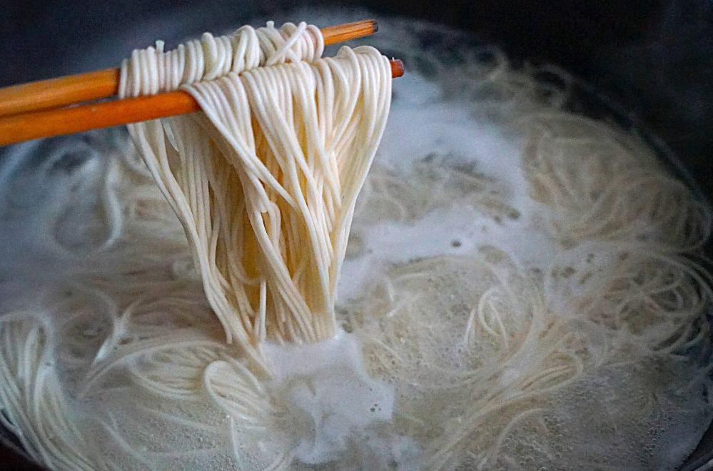 Why does water bubble when cooking noodles? Why is there such a ...