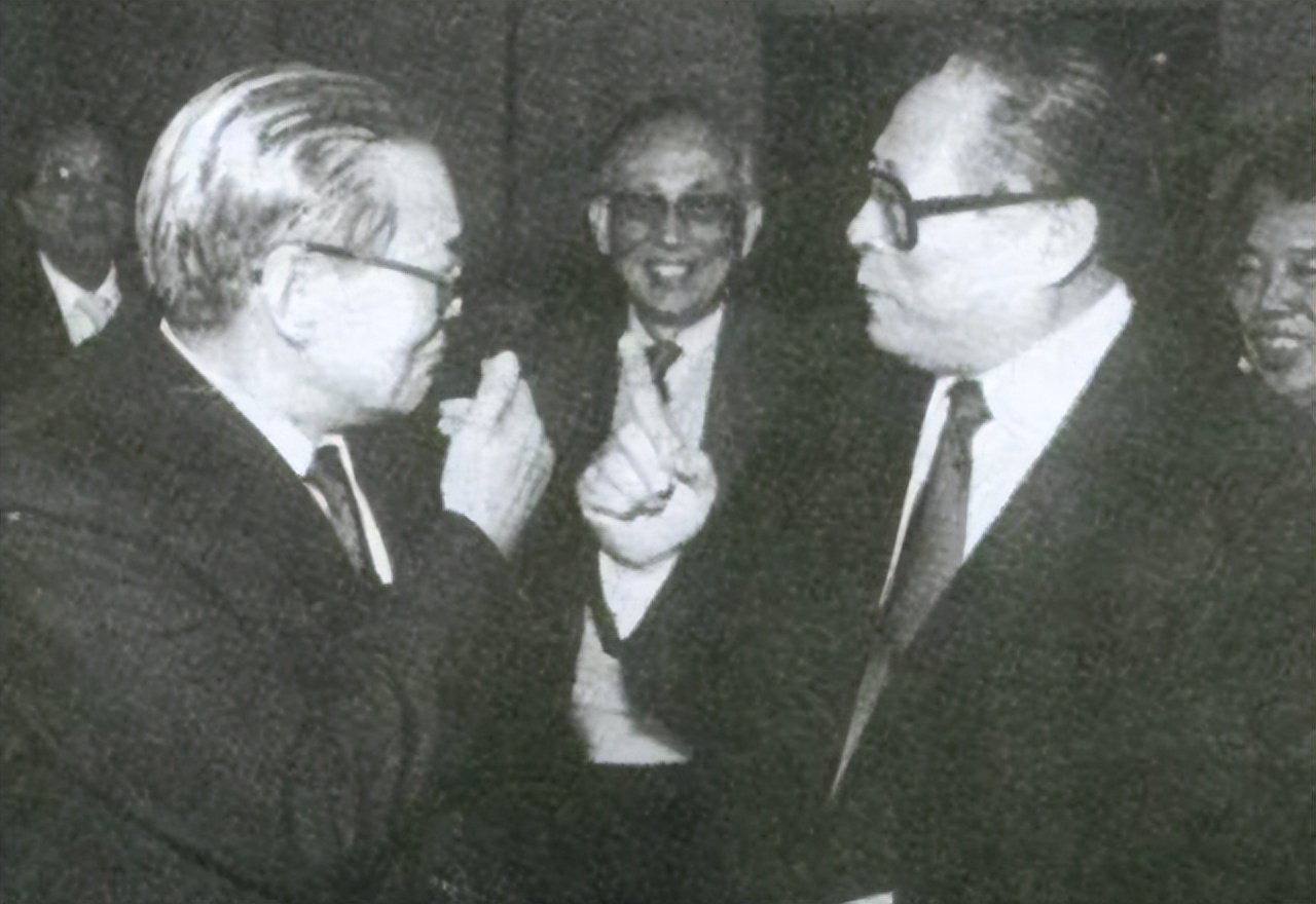 Shen Zui went to Hong Kong to visit relatives, the little girl asked ...