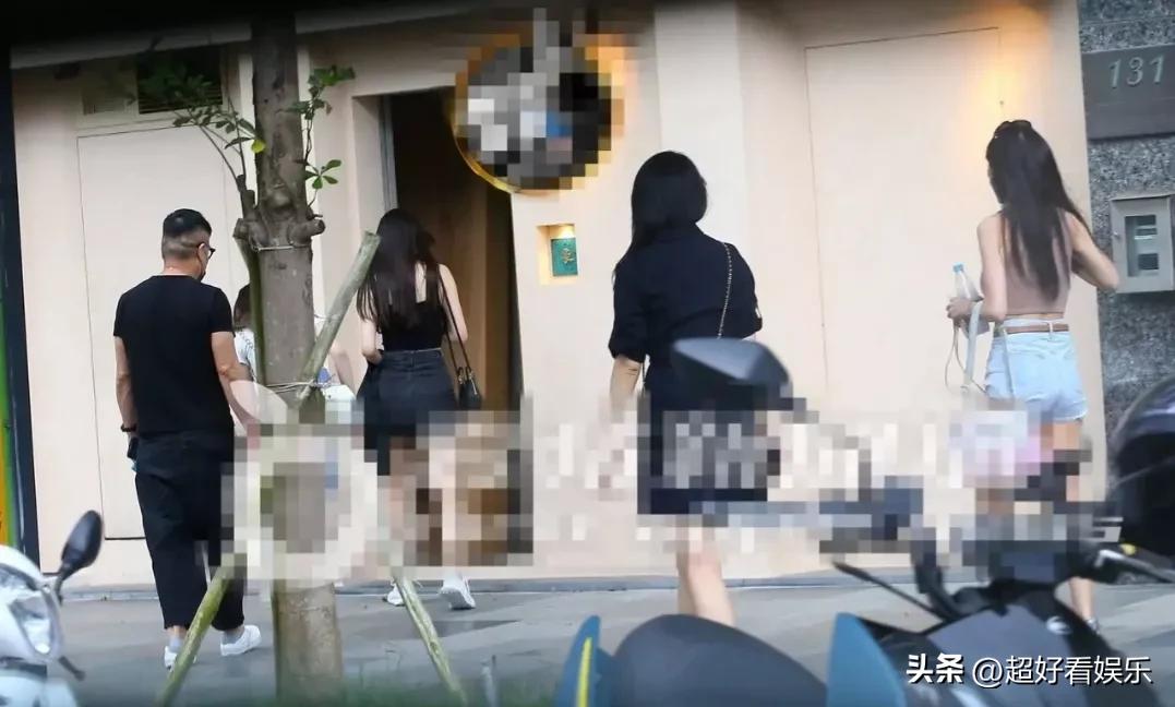 Xiao S's husband Xu Yajun was photographed driving a luxury car with ...