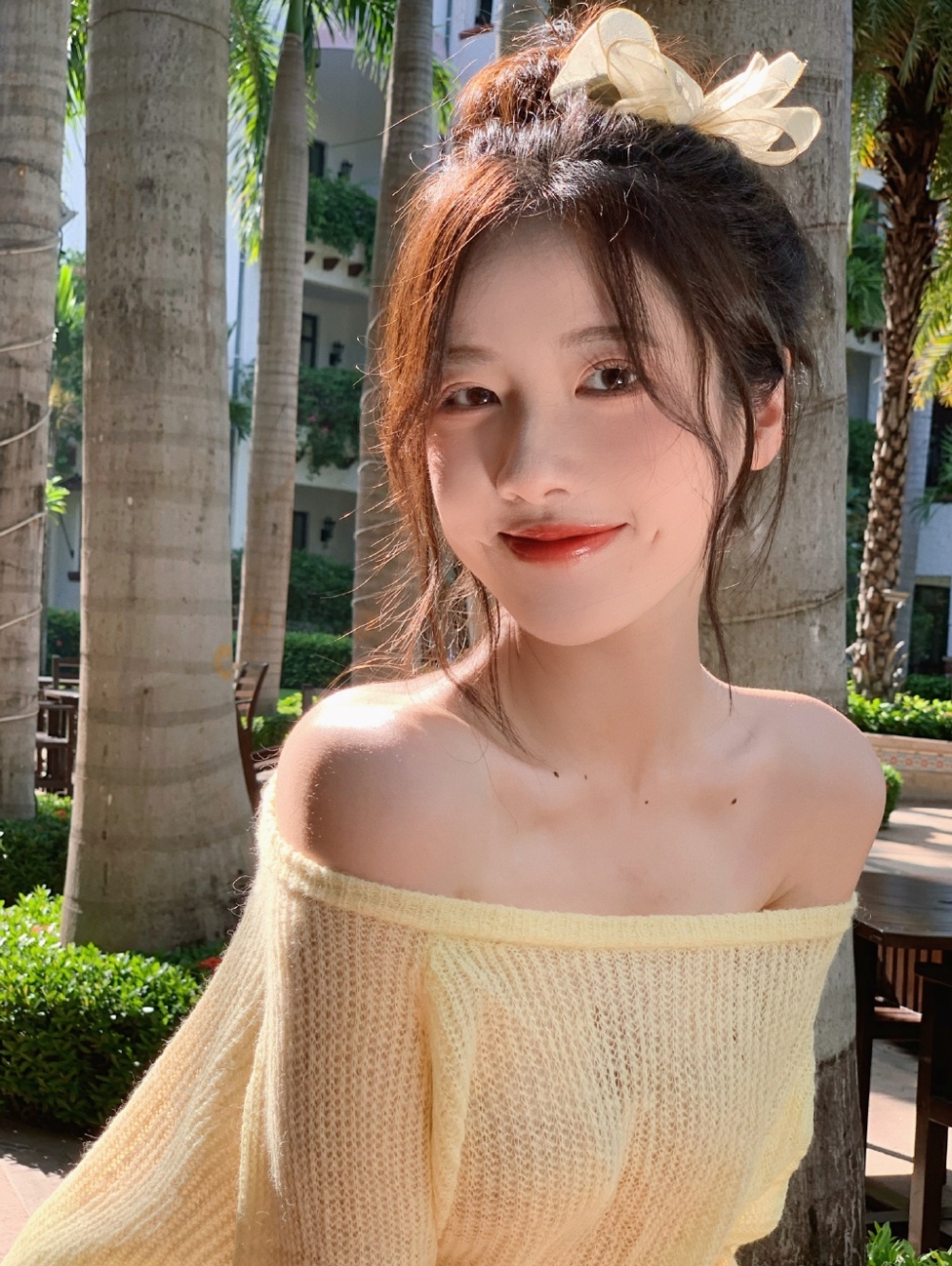 The Internet celebrity goddess Li Guo Yunyun, a one-shoulder sweater ...