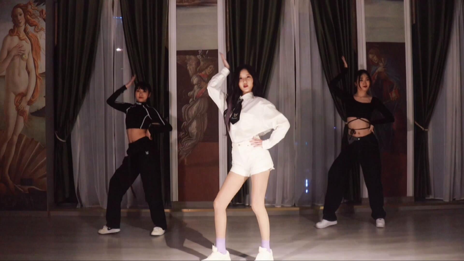 After KPL Linger's black gauze dress, Yu Yan's yoga clothes have aura ...