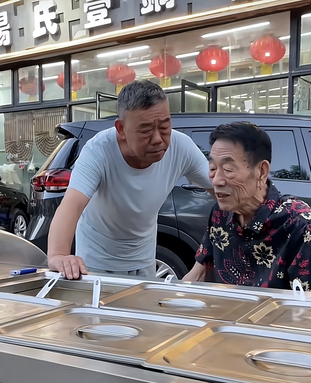 The 91-year-old cross talk master Yang Shaohua was exposed to be hospitalized. The bedside was ...