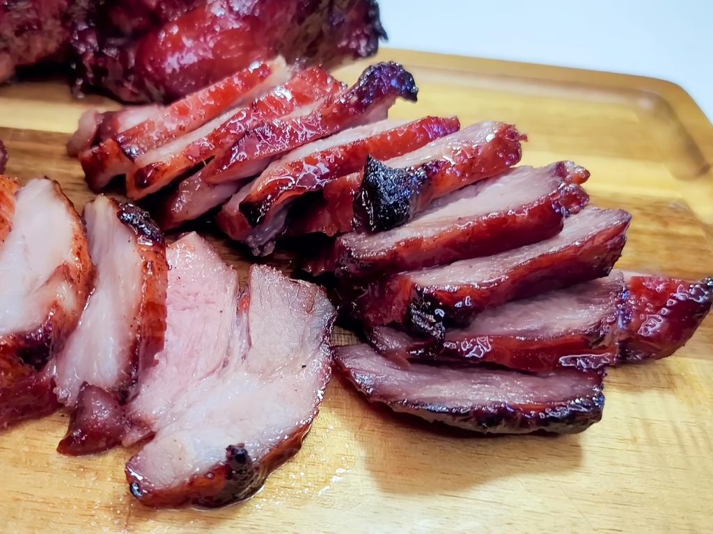 Char Siew is colored in this way, bright red and healthy - iNEWS