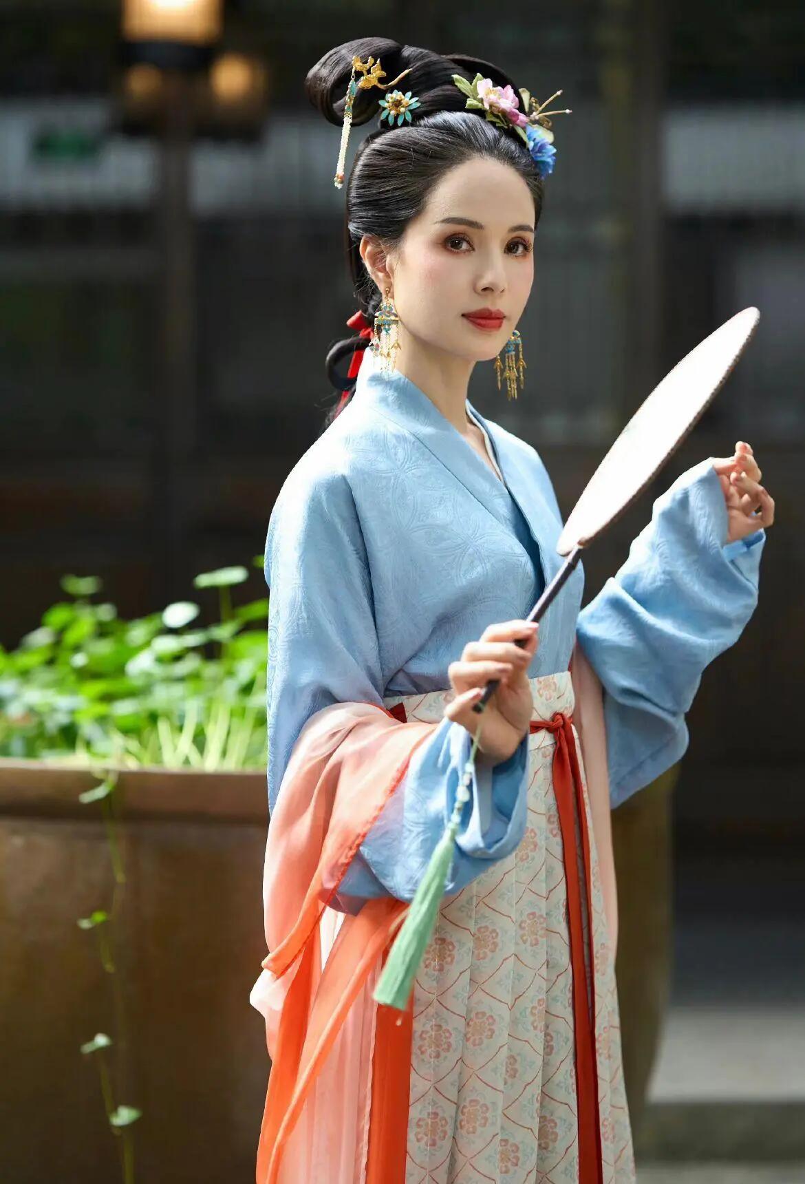 I was amazed by Li Ruotong!The 56-year-old Hanfu style still "hangs ...