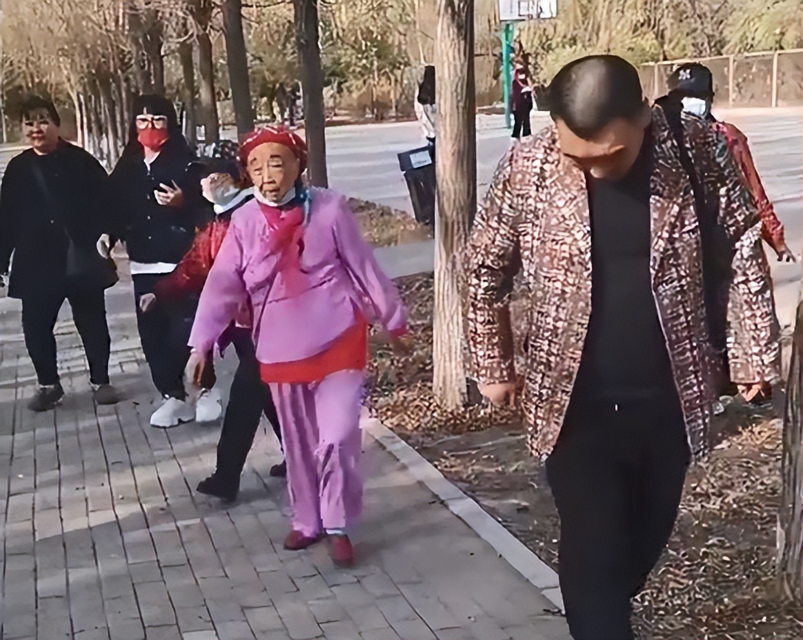 85-year-old Ma Yuqin and Li Yucheng went to the park, and someone ...