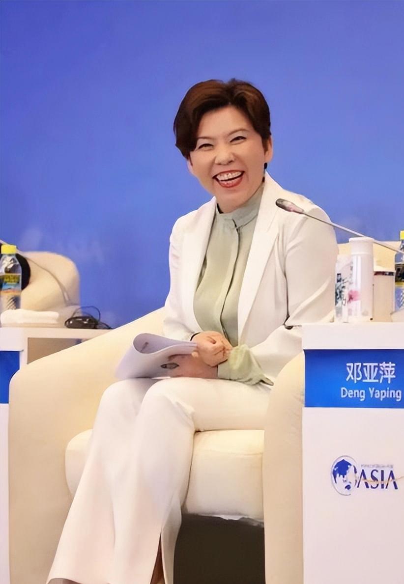 50-year-old Deng Yaping walks to the airport without makeup, her ...