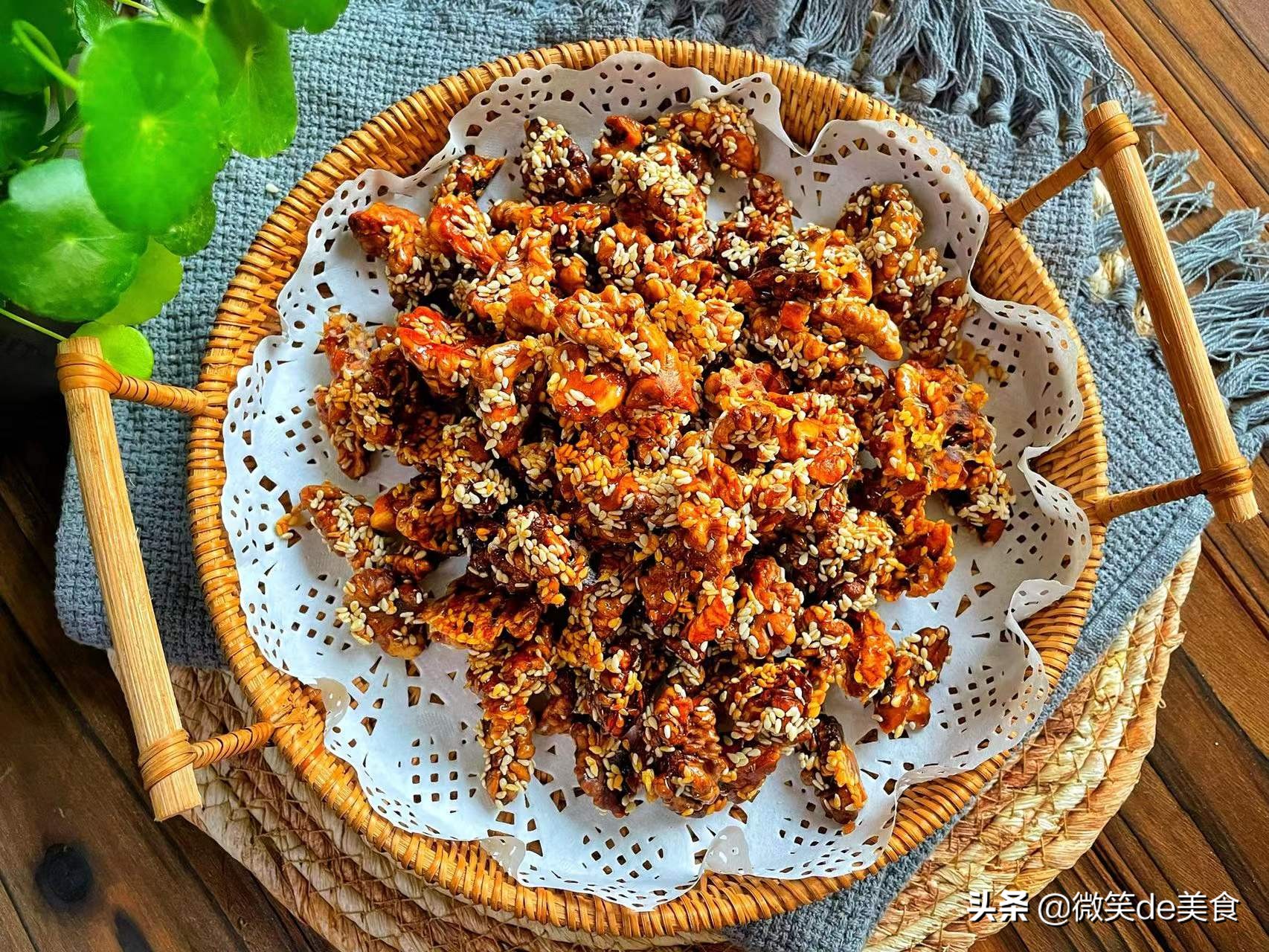 Amber walnuts that are not fried or sugar-fried, golden and crispy, not ...