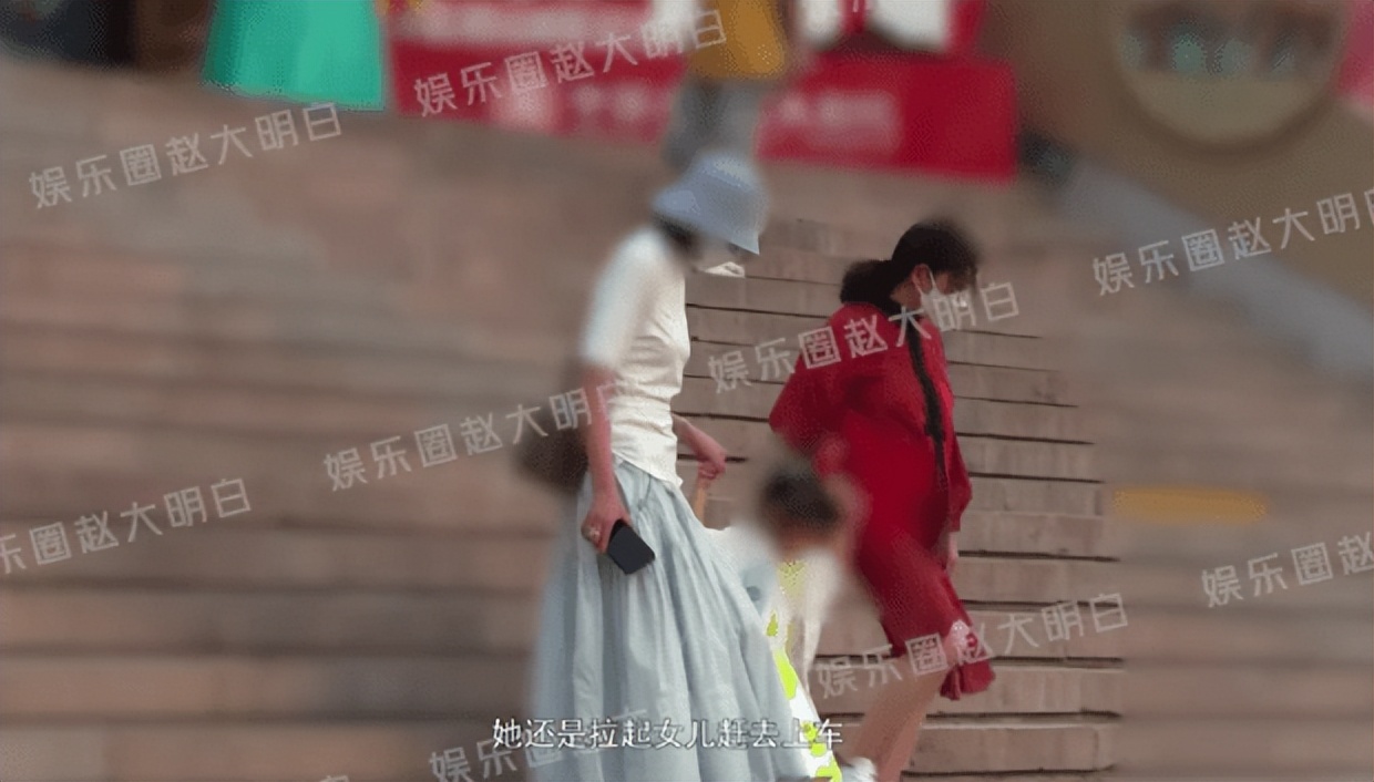 Tang Yixin and her family take their daughter to watch a puppet show ...
