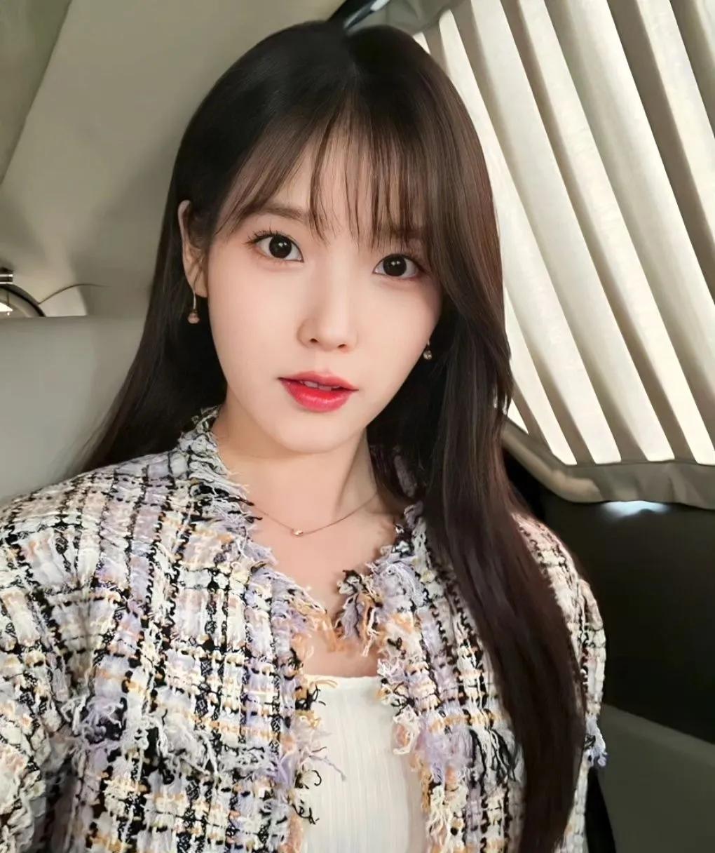 #Li Zhien#IU Does your bookstore have roses? - iMedia