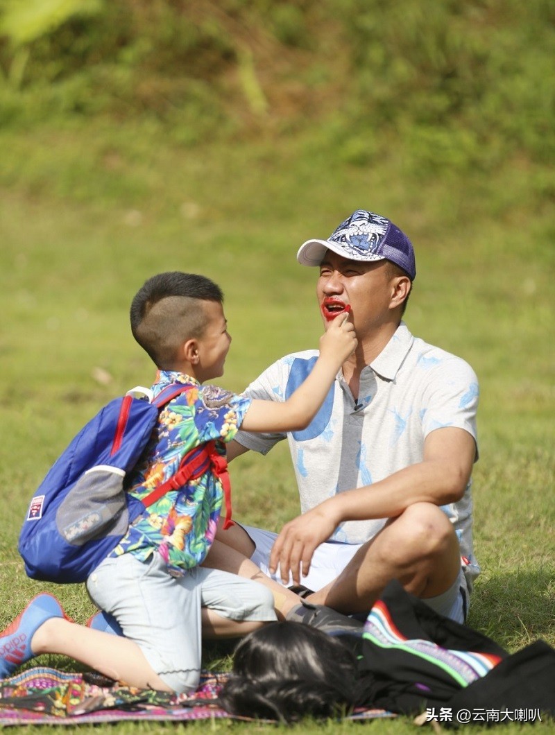 Hu Jun's family went back to Yunnan to attend the wedding. His 50-year ...