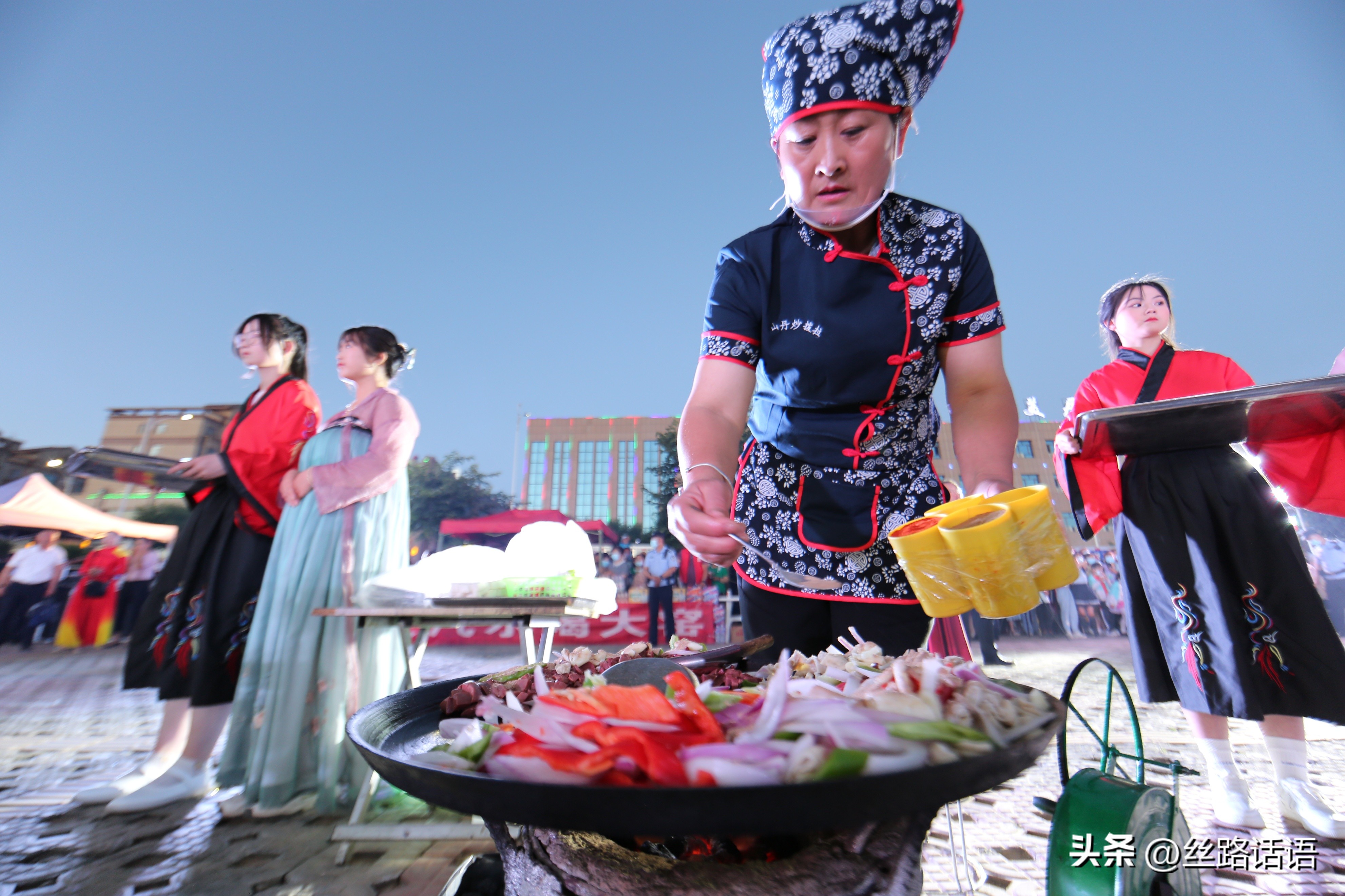 Shandan Fried Pola, "Silk Road Taste" Dancing with Fireworks - iNEWS