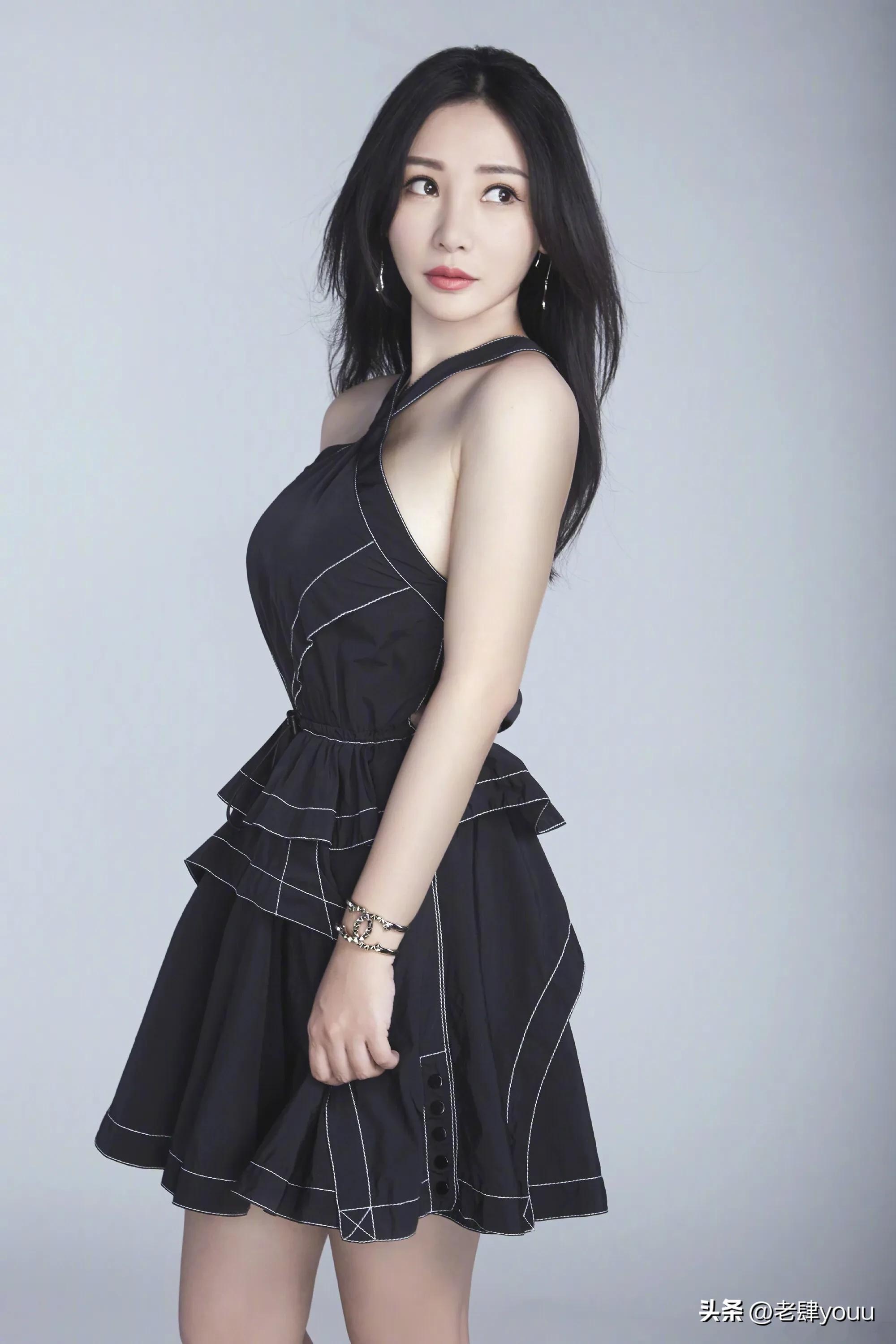 "Sexy Goddess" Liu Yan, with a devil figure, looks back and smiles Bai ...