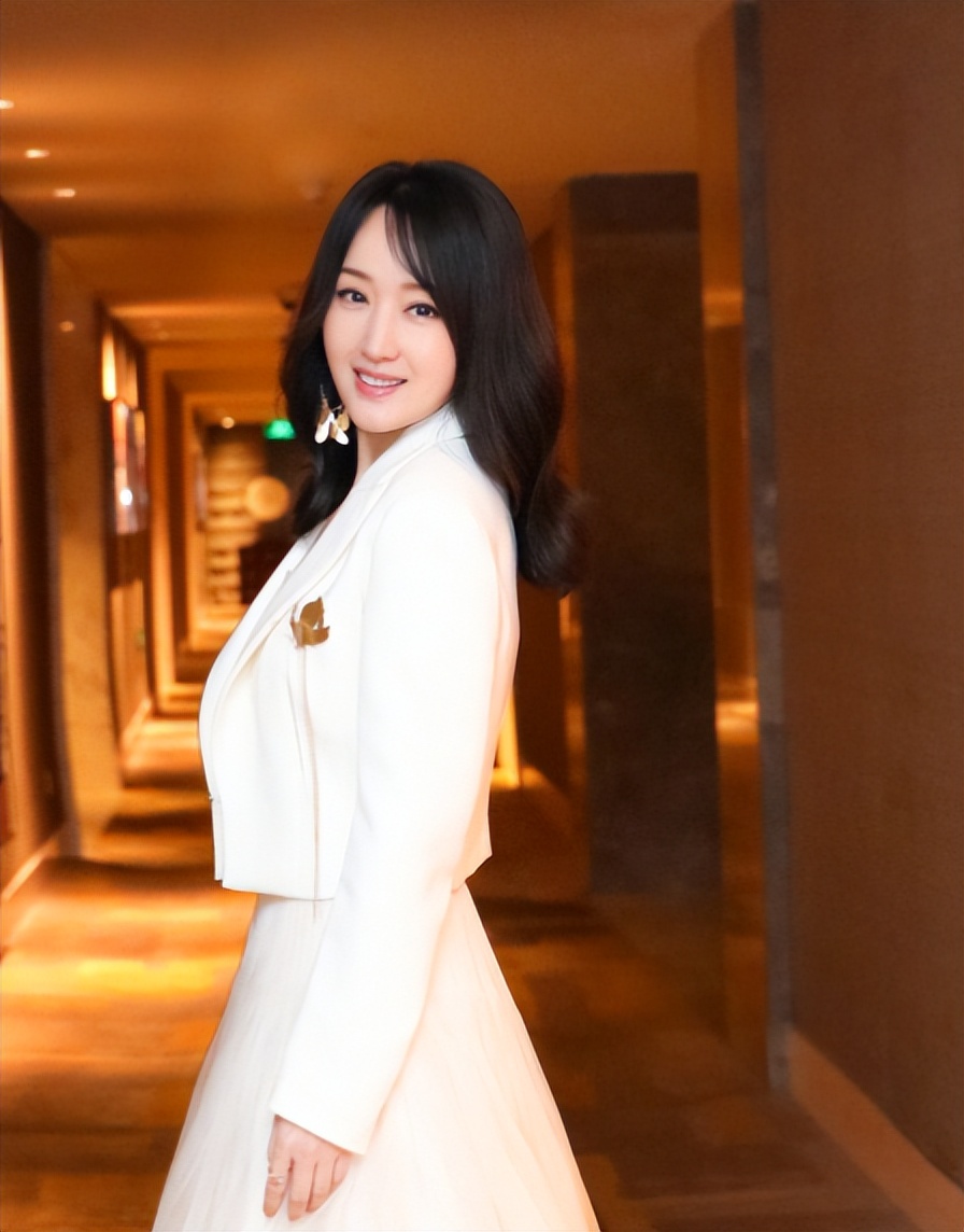 Yang Yuying appeared and was accused of being pregnant, her small belly ...
