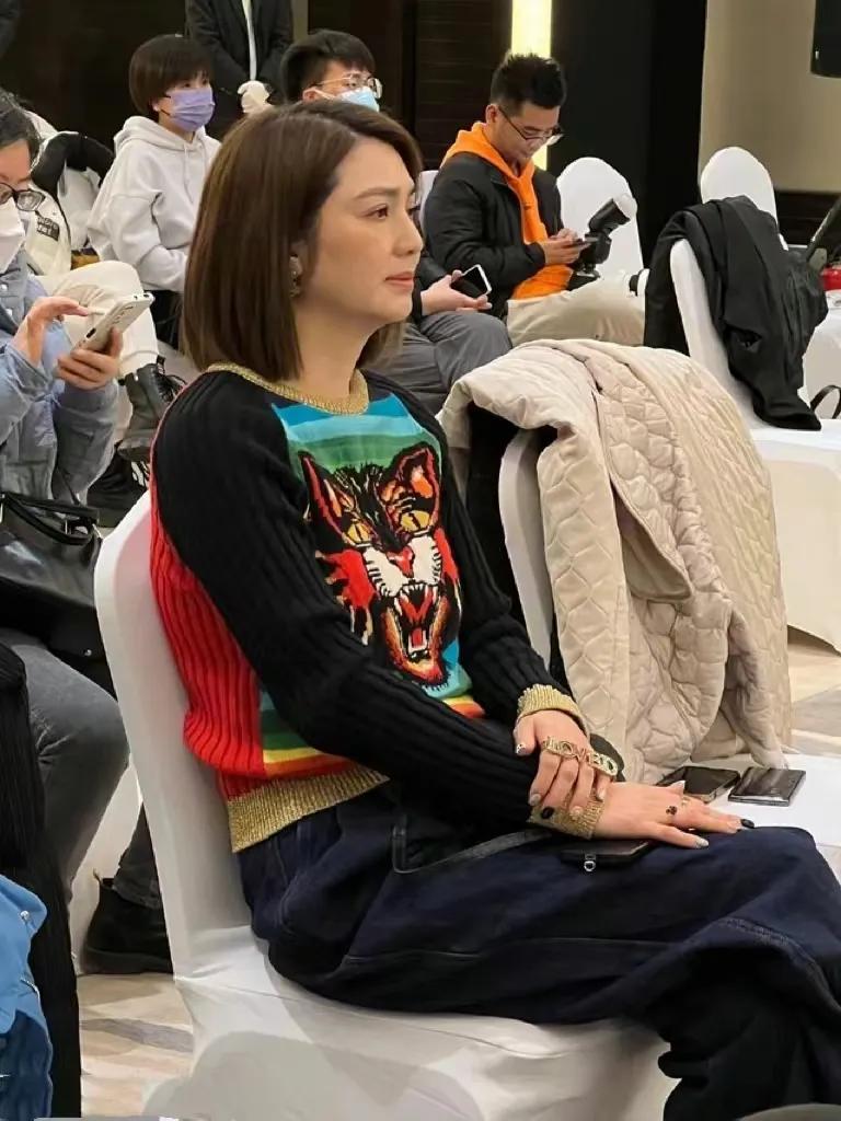 Hong Xin appeared at Zhang Danfeng's new film conference, and after the ...