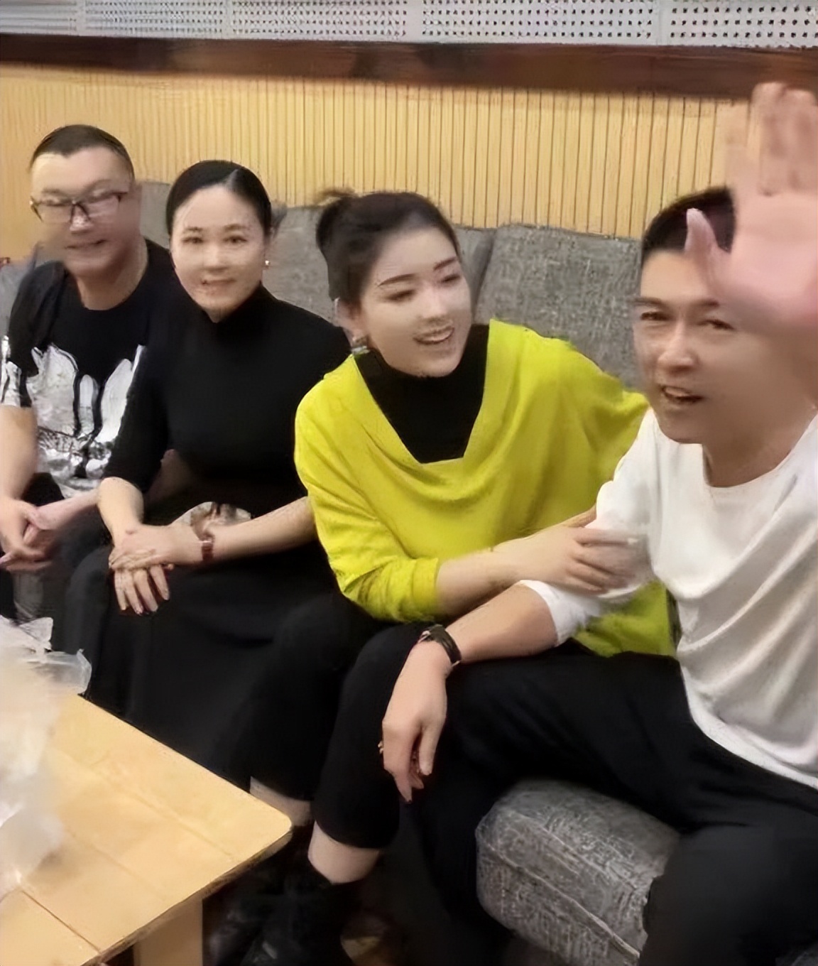 Yin Xiangjie performed with his 16-year-old wife! The daughter-in-law's ...