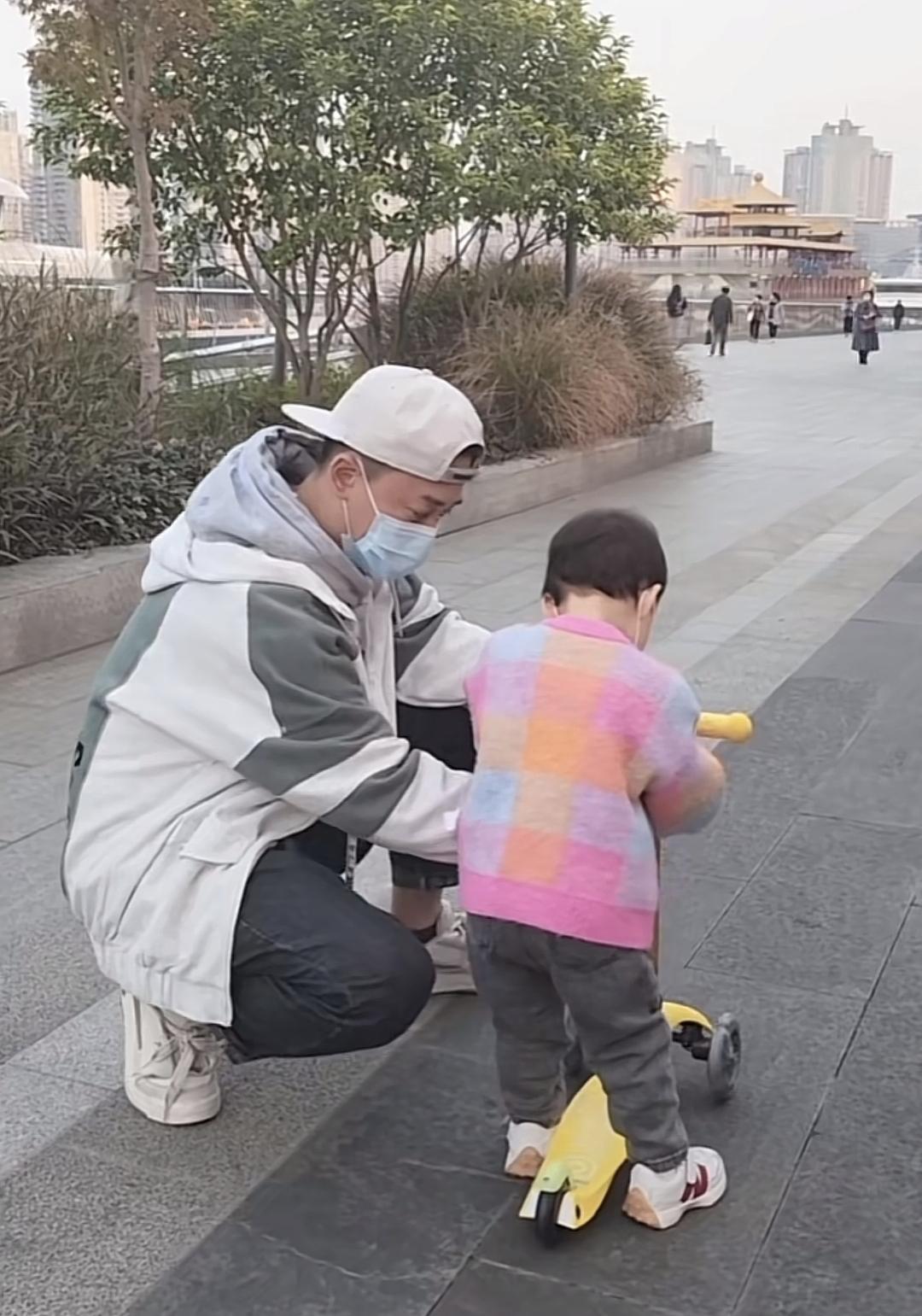 Zhang Xinyue walks with her husband, Lin Feng plays with her daughter ...