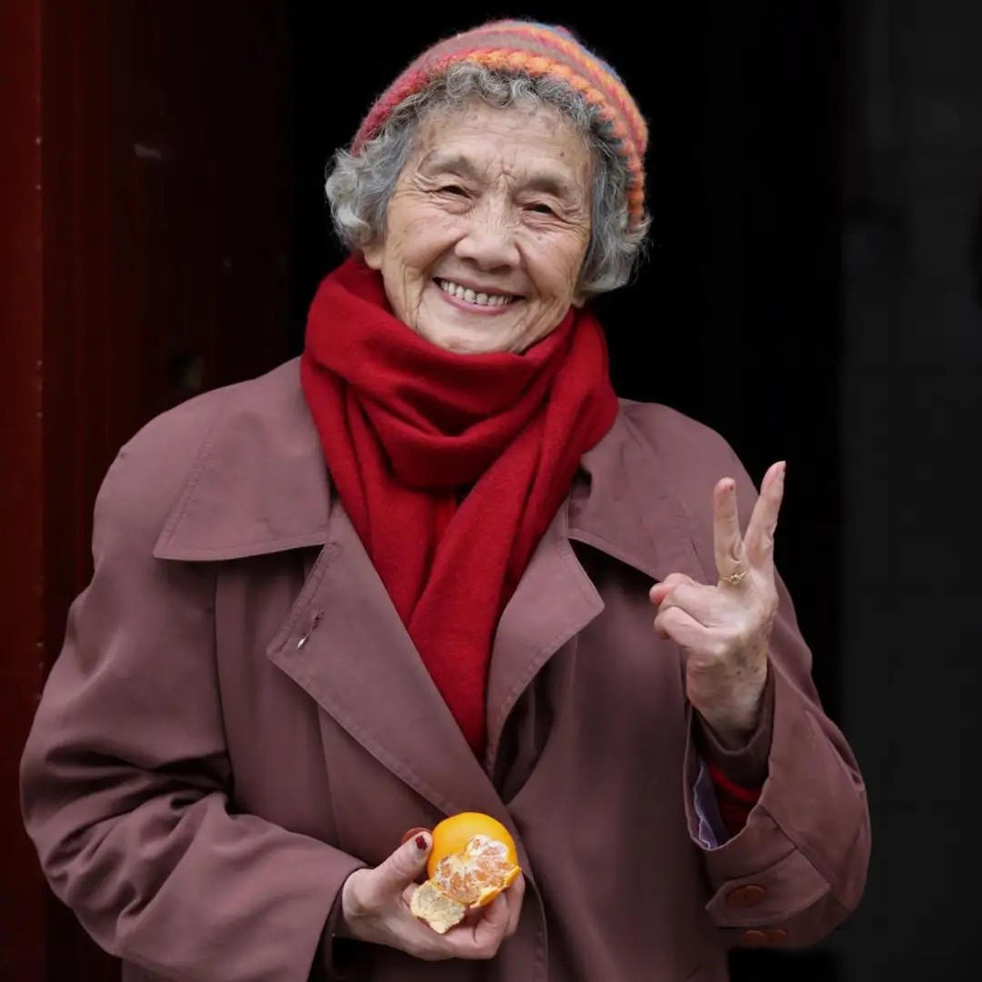 Fashionable women, never care about age!The 90-year-old grandma has ...
