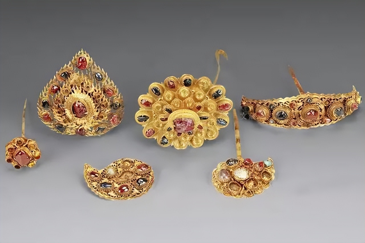 Rich and gorgeous Ming and Qing jewelry - iNEWS