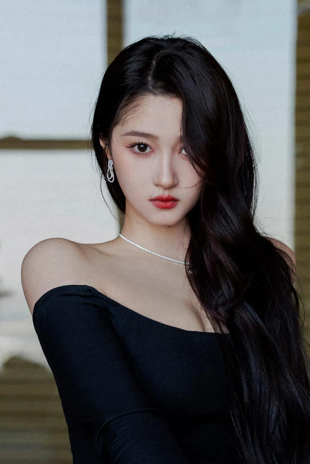 Guan Xiaotong wore a black tube top short skirt, with charming long ...