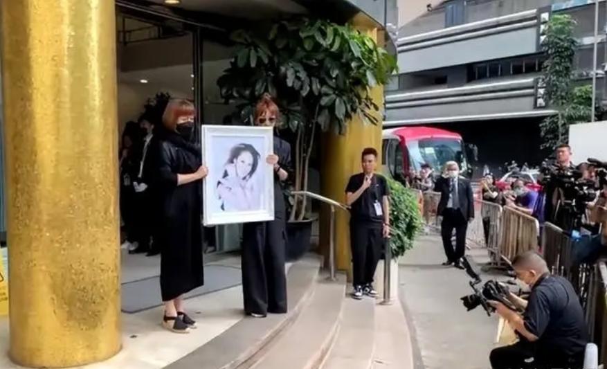 Coco Lee's farewell ceremony was full of tears, Jenny helped her spirit ...