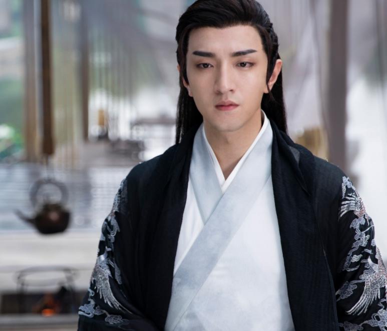 Actors cut their salaries on a large scale, and a "delayed student ...