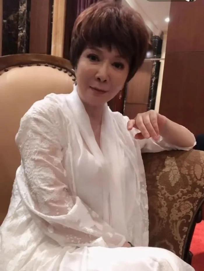 A recent photo of 64-year-old Ni Ping was exposed. She is too thin and ...