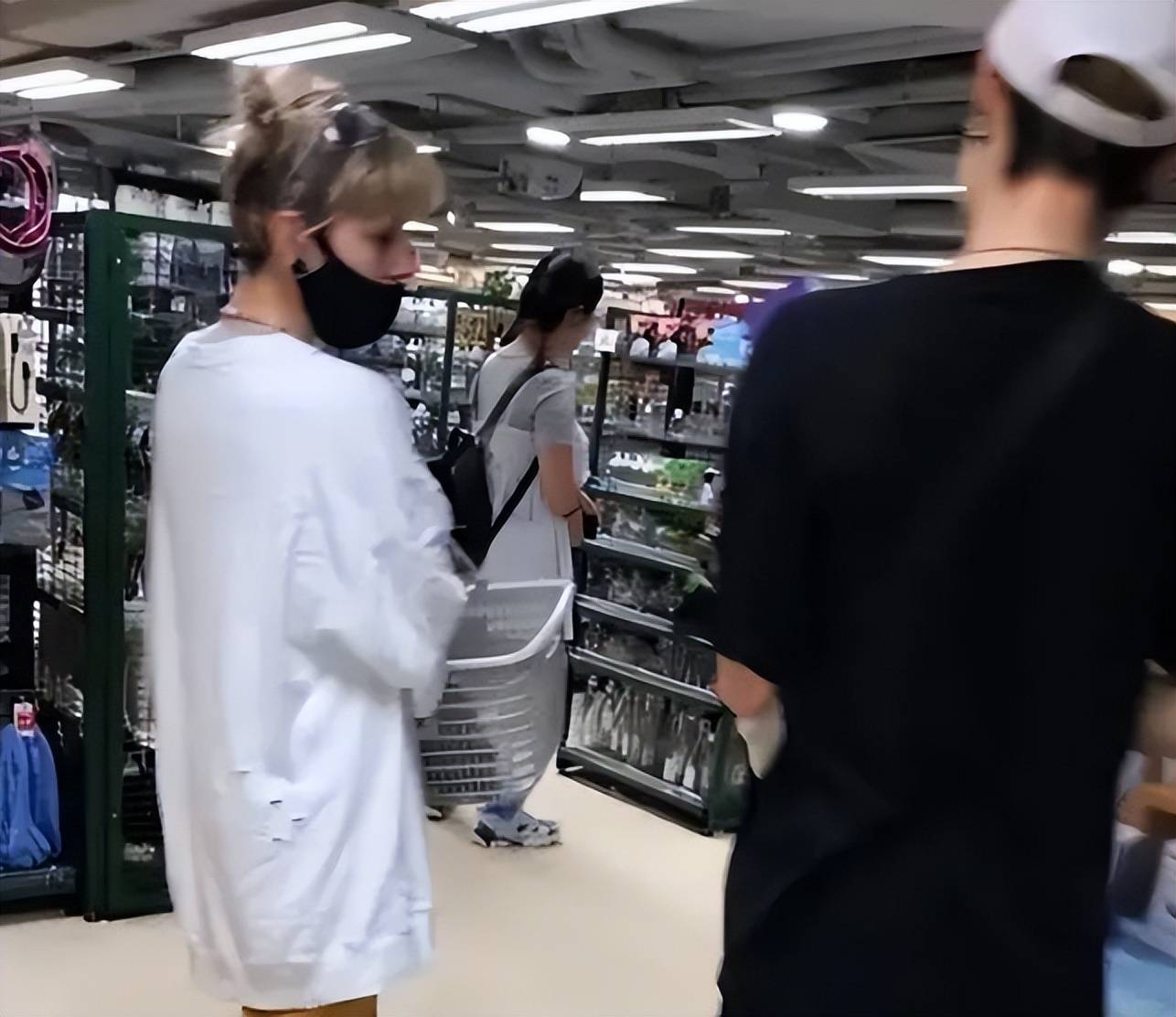 Jackie Chan's illegitimate daughter Wu Zhuo Linhan showed up, but his ...