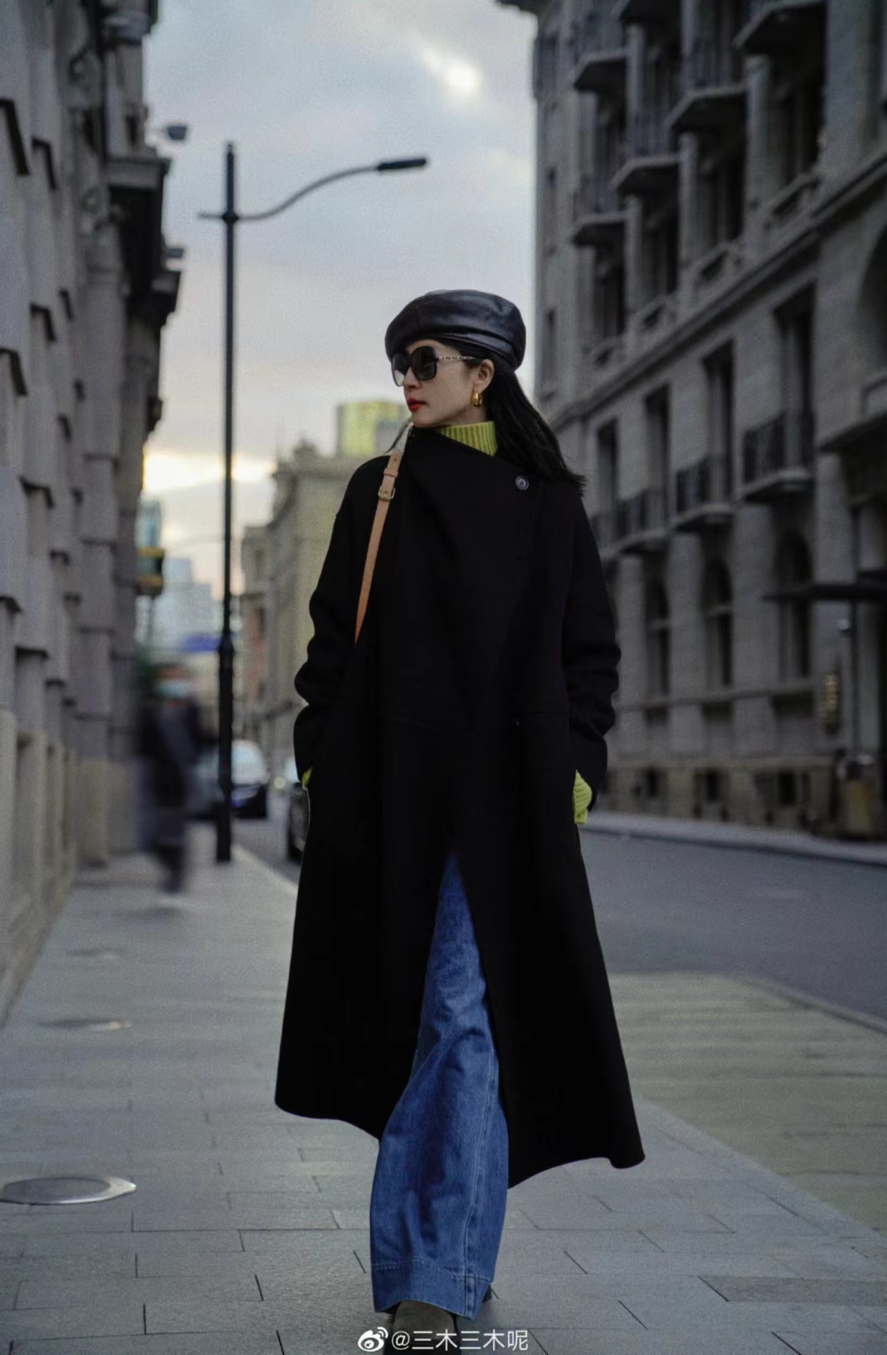 Follow Miki blogger to learn to wear, avocado sweater and black coat ...