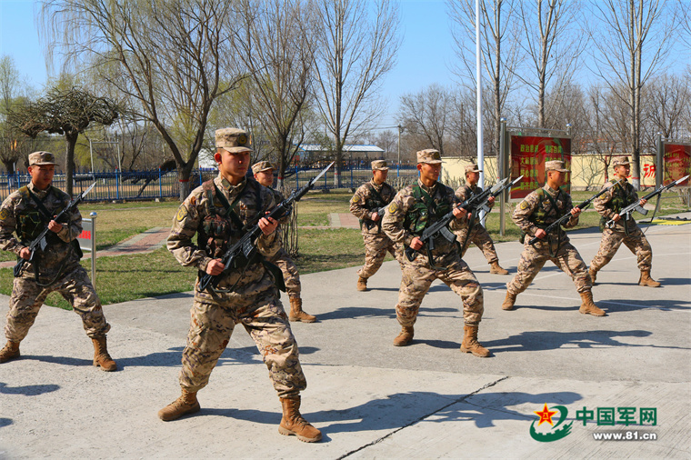 passionate!Direct attack on armed police officers and soldiers ...