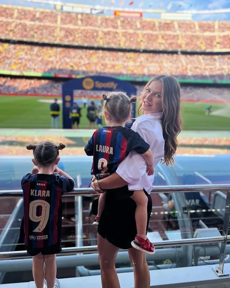 "Social Show" Reguilon's girlfriend is stunning and stealing the ...