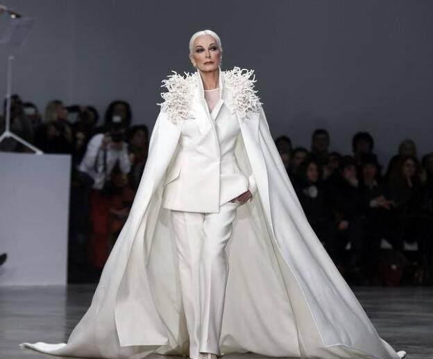 The 82-year-old Wang Deshun held the 87-year-old beautiful model in his ...