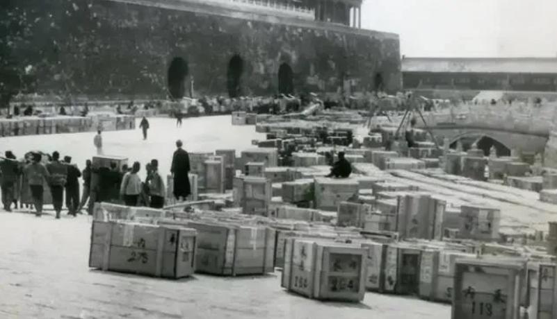 What did Chiang Kai-shek take with him when he fled to Taiwan in 1949 ...